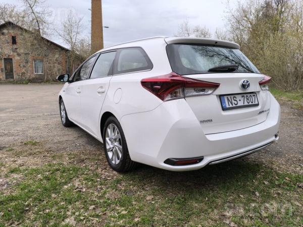 White Toyota Auris 2016 in Daugavpils, with an engine capacity of 1.80 L and mileage of 372 thousand km for 8900 €, photo 2 on AUTOMOTO.COM.LV