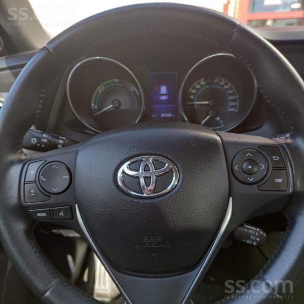 White Toyota Auris 2016 in Daugavpils, with an engine capacity of 1.80 L and mileage of 372 thousand km for 8900 €, photo 5 on AUTOMOTO.COM.LV