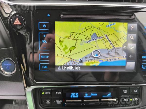 White Toyota Auris 2016 in Daugavpils, with an engine capacity of 1.80 L and mileage of 372 thousand km for 8900 €, photo 6 on AUTOMOTO.COM.LV