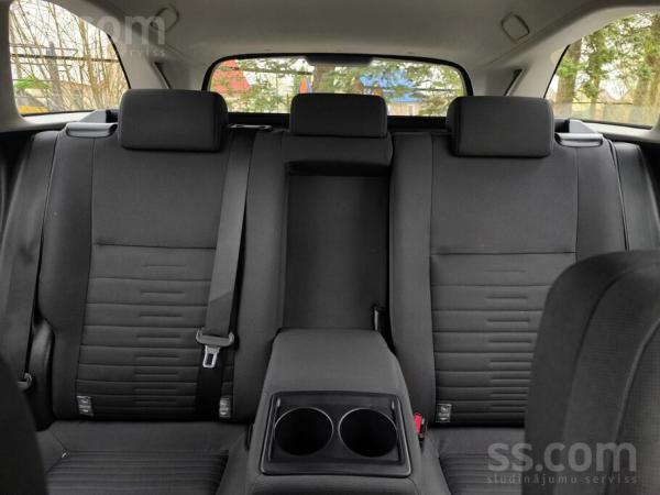 White Toyota Auris 2016 in Daugavpils, with an engine capacity of 1.80 L and mileage of 372 thousand km for 8900 €, photo 8 on AUTOMOTO.COM.LV