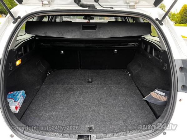White Toyota Auris 2016 in Tallinn, with an engine capacity of 1.80 L and mileage of 349 thousand km for 7500 €, photo 9 on AUTOMOTO.COM.LV