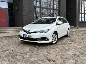 White Toyota Auris 2016 in Riga, with an engine capacity of 1.60 L and mileage of 300 thousand km for 6600 €, photo  on AUTOMOTO.COM.LV
