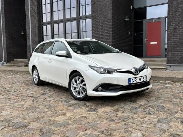 White Toyota Auris 2016 in Riga, with an engine capacity of 1.60 L and mileage of 300 thousand km for 6600 €, photo 2 on AUTOMOTO.COM.LV