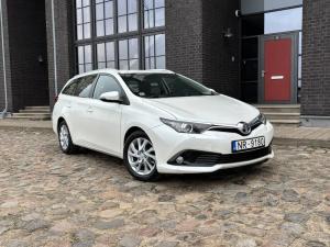 White Toyota Auris 2016 in Riga, with an engine capacity of 1.60 L and mileage of 300 thousand km for 6600 €, photo 3 on AUTOMOTO.COM.LV
