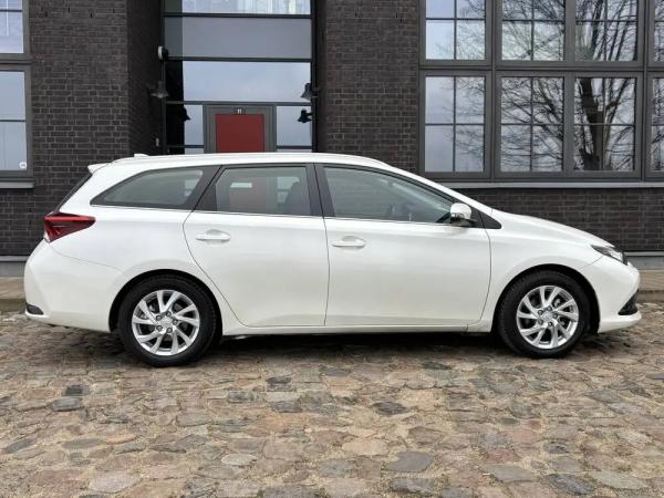 White Toyota Auris 2016 in Riga, with an engine capacity of 1.60 L and mileage of 300 thousand km for 6600 €, photo 3 on AUTOMOTO.COM.LV