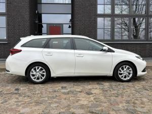 White Toyota Auris 2016 in Riga, with an engine capacity of 1.60 L and mileage of 300 thousand km for 6600 €, photo 4 on AUTOMOTO.COM.LV