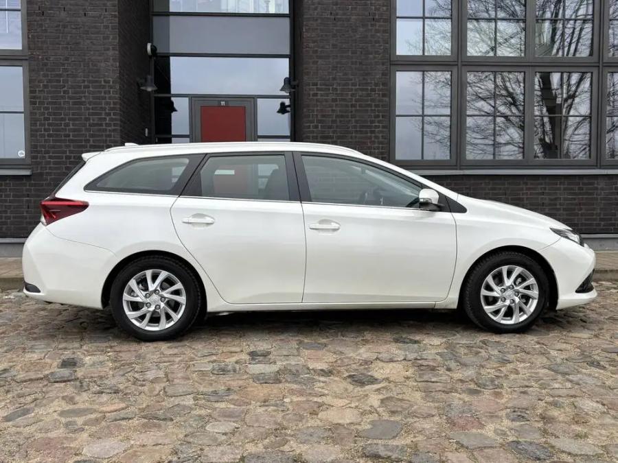White Toyota Auris 2016 in Riga, with an engine capacity of 1.60 L and mileage of 300 thousand km for 6600 €, photo 4 on AUTOMOTO.COM.LV