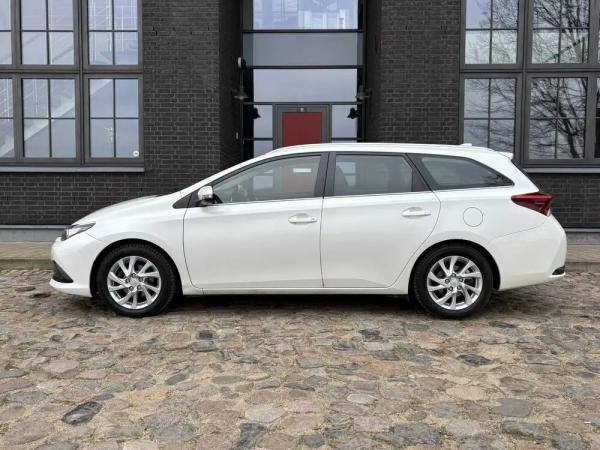 White Toyota Auris 2016 in Riga, with an engine capacity of 1.60 L and mileage of 300 thousand km for 6600 €, photo 4 on AUTOMOTO.COM.LV