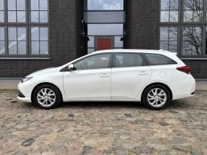 White Toyota Auris 2016 in Riga, with an engine capacity of 1.60 L and mileage of 300 thousand km for 6600 €, photo 5 on AUTOMOTO.COM.LV