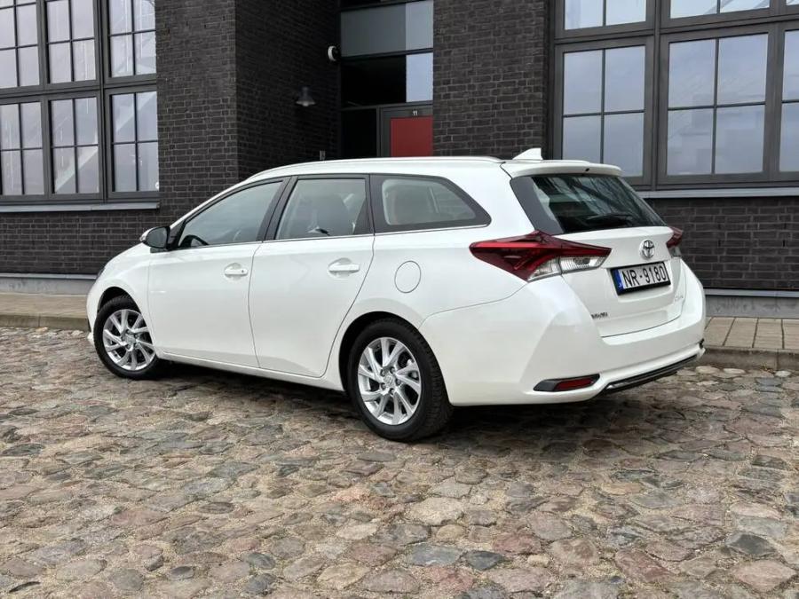 White Toyota Auris 2016 in Riga, with an engine capacity of 1.60 L and mileage of 300 thousand km for 6600 €, photo 7 on AUTOMOTO.COM.LV