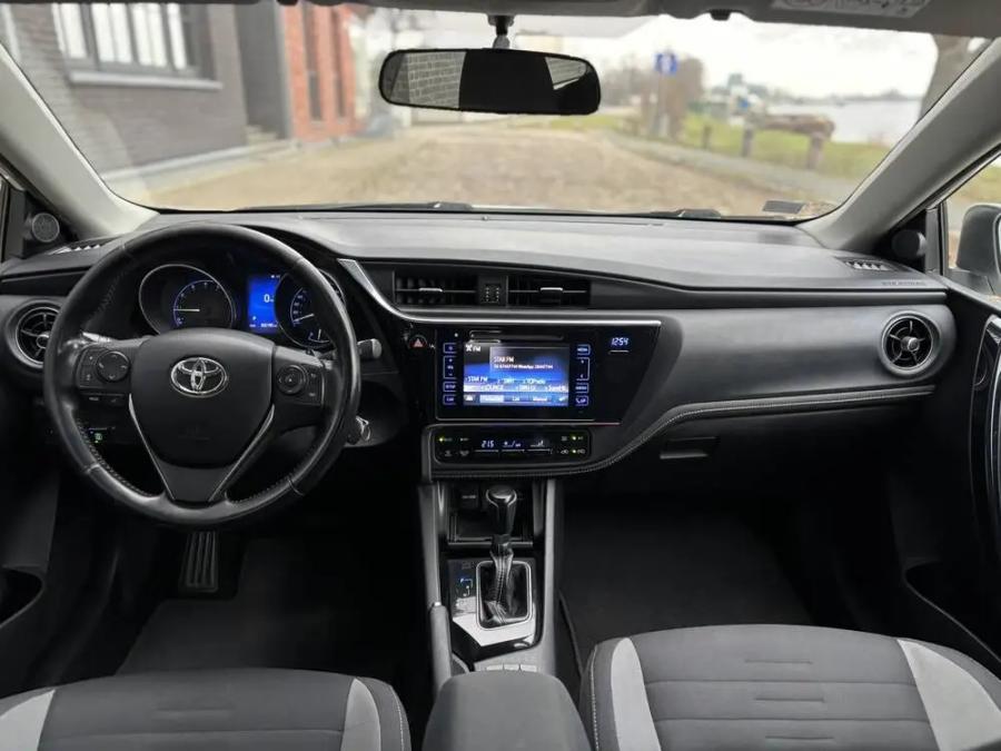 White Toyota Auris 2016 in Riga, with an engine capacity of 1.60 L and mileage of 300 thousand km for 6600 €, photo 8 on AUTOMOTO.COM.LV