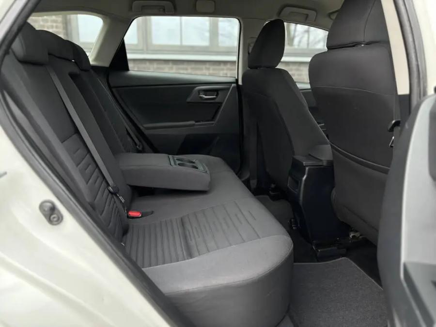 White Toyota Auris 2016 in Riga, with an engine capacity of 1.60 L and mileage of 300 thousand km for 6600 €, photo 10 on AUTOMOTO.COM.LV