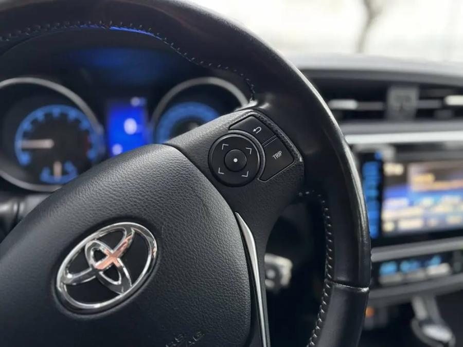 White Toyota Auris 2016 in Riga, with an engine capacity of 1.60 L and mileage of 300 thousand km for 6600 €, photo 18 on AUTOMOTO.COM.LV