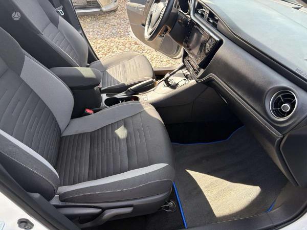 White Toyota Auris 2016 in Utena, with an engine capacity of 1.80 L and mileage of 250 thousand km for 7890 €, photo 6 on AUTOMOTO.COM.LV