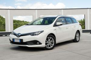 White Toyota Auris 2016 in Vilnius, with an engine capacity of 1.80 L and mileage of 133 thousand km for 11600 €, photo 3 on AUTOMOTO.COM.LV