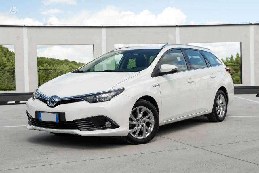 White Toyota Auris 2016 in Vilnius, with an engine capacity of 1.80 L and mileage of 133 thousand km for 11600 €, photo 3 on AUTOMOTO.COM.LV