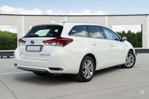 White Toyota Auris 2016 in Vilnius, with an engine capacity of 1.80 L and mileage of 133 thousand km for 11600 €, photo 4 on AUTOMOTO.COM.LV