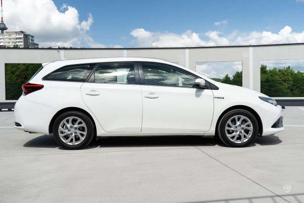 Balts Toyota Auris 2016 Viļņa, ar dzinēja tilpumu 1.80 L un nobraukumu 133 tūkst. km par 11600 €, foto 4 vietnē AUTOMOTO.COM.LV