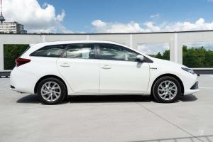 White Toyota Auris 2016 in Vilnius, with an engine capacity of 1.80 L and mileage of 133 thousand km for 11600 €, photo 5 on AUTOMOTO.COM.LV