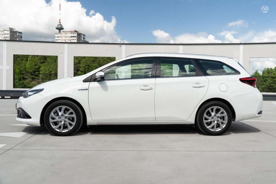 White Toyota Auris 2016 in Vilnius, with an engine capacity of 1.80 L and mileage of 133 thousand km for 11600 €, photo 6 on AUTOMOTO.COM.LV