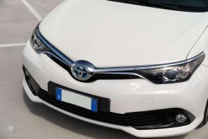 White Toyota Auris 2016 in Vilnius, with an engine capacity of 1.80 L and mileage of 133 thousand km for 11600 €, photo 7 on AUTOMOTO.COM.LV