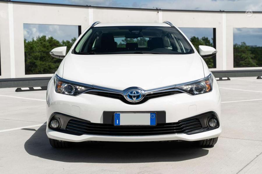 White Toyota Auris 2016 in Vilnius, with an engine capacity of 1.80 L and mileage of 133 thousand km for 11600 €, photo 9 on AUTOMOTO.COM.LV
