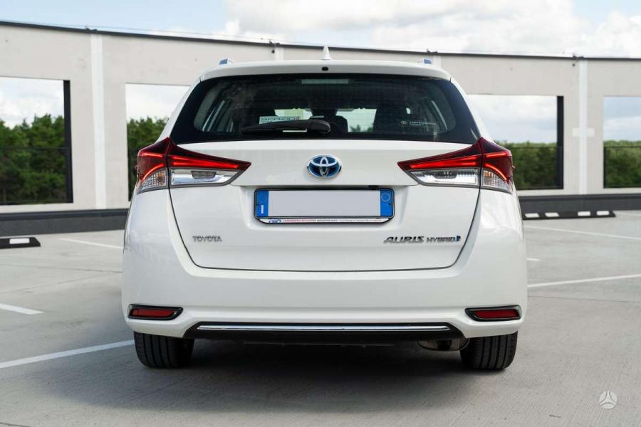 White Toyota Auris 2016 in Vilnius, with an engine capacity of 1.80 L and mileage of 133 thousand km for 11600 €, photo 10 on AUTOMOTO.COM.LV