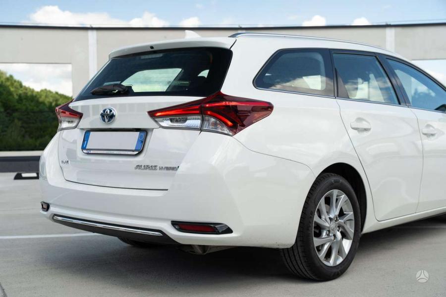 White Toyota Auris 2016 in Vilnius, with an engine capacity of 1.80 L and mileage of 133 thousand km for 11600 €, photo 12 on AUTOMOTO.COM.LV
