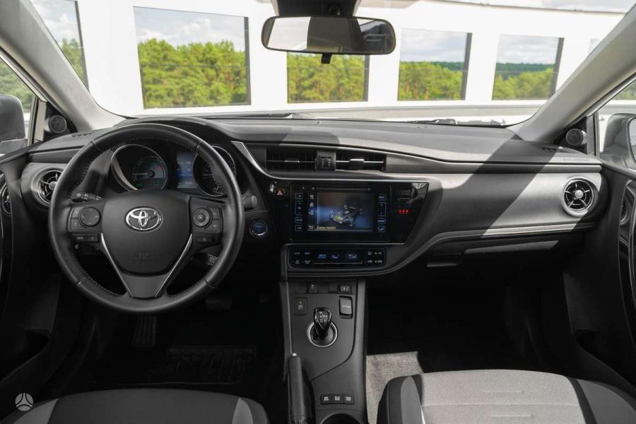 White Toyota Auris 2016 in Vilnius, with an engine capacity of 1.80 L and mileage of 133 thousand km for 11600 €, photo 16 on AUTOMOTO.COM.LV