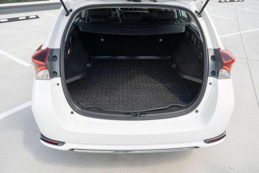 White Toyota Auris 2016 in Vilnius, with an engine capacity of 1.80 L and mileage of 133 thousand km for 11600 €, photo 29 on AUTOMOTO.COM.LV