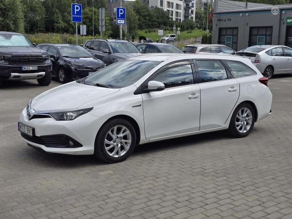Balts Toyota Auris 2016 Viļņa, ar dzinēja tilpumu 1.80 L un nobraukumu 350 tūkst. km par 9400 €, foto 1 vietnē AUTOMOTO.COM.LV