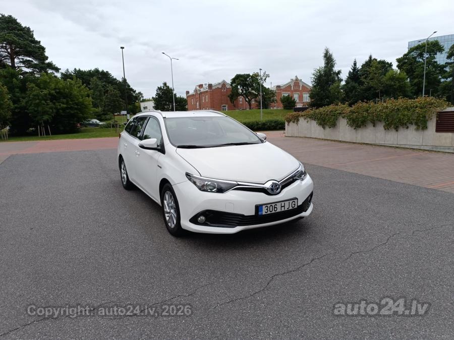 White Toyota Auris 2016 in Tallinn, with an engine capacity of 1.80 L and mileage of 480 thousand km for 6490 €, photo 1 on AUTOMOTO.COM.LV