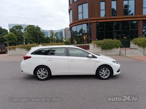 White Toyota Auris 2016 in Tallinn, with an engine capacity of 1.80 L and mileage of 480 thousand km for 6490 €, photo 3 on AUTOMOTO.COM.LV
