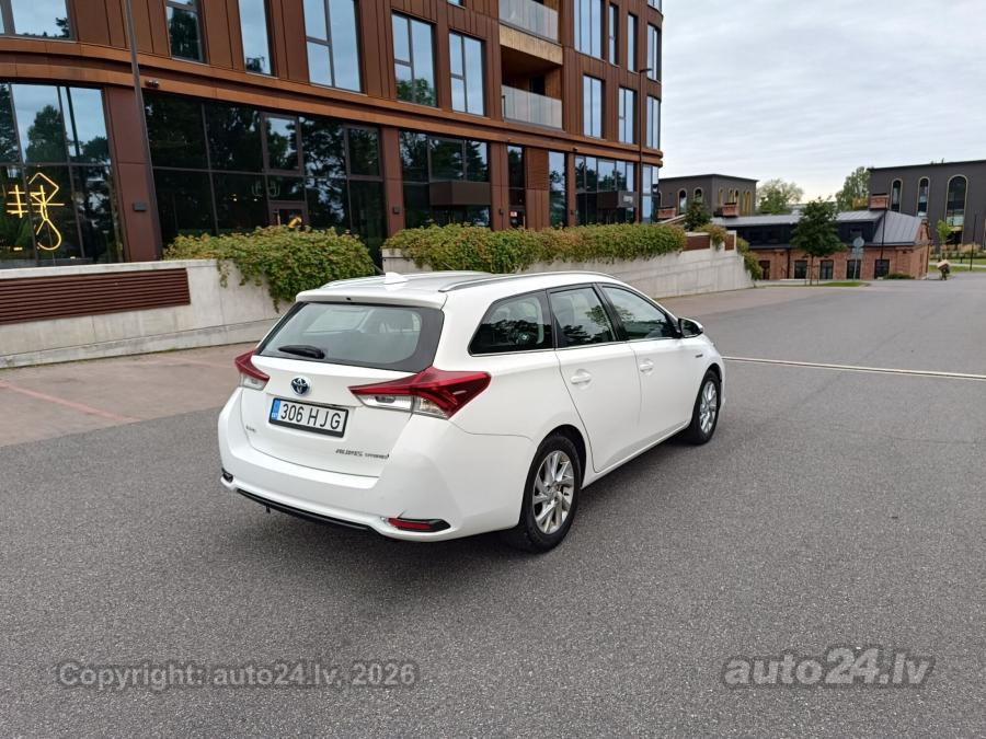 White Toyota Auris 2016 in Tallinn, with an engine capacity of 1.80 L and mileage of 480 thousand km for 6490 €, photo 4 on AUTOMOTO.COM.LV