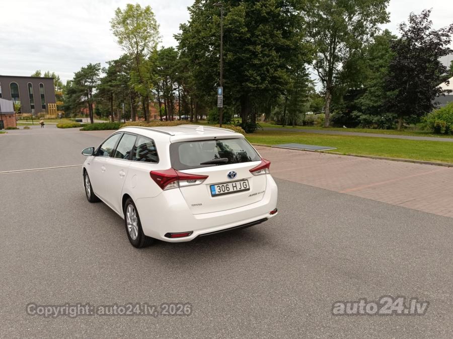 White Toyota Auris 2016 in Tallinn, with an engine capacity of 1.80 L and mileage of 480 thousand km for 6490 €, photo 5 on AUTOMOTO.COM.LV