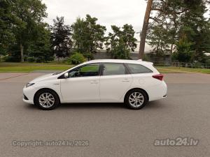 White Toyota Auris 2016 in Tallinn, with an engine capacity of 1.80 L and mileage of 480 thousand km for 6490 €, photo 6 on AUTOMOTO.COM.LV