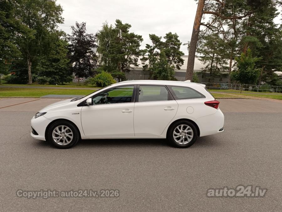 White Toyota Auris 2016 in Tallinn, with an engine capacity of 1.80 L and mileage of 480 thousand km for 6490 €, photo 6 on AUTOMOTO.COM.LV