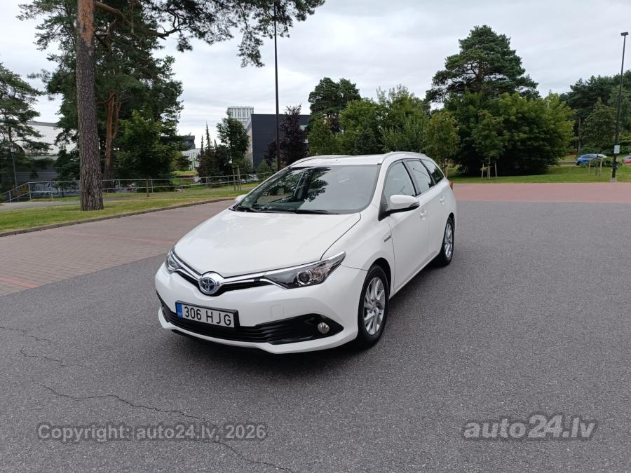 White Toyota Auris 2016 in Tallinn, with an engine capacity of 1.80 L and mileage of 480 thousand km for 6490 €, photo 7 on AUTOMOTO.COM.LV