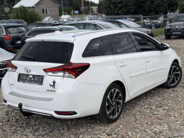 Balts Toyota Auris 2016 Utena, ar dzinēja tilpumu 1.20 L un nobraukumu 260 tūkst. km par 4990 €, foto 2 vietnē AUTOMOTO.COM.LV