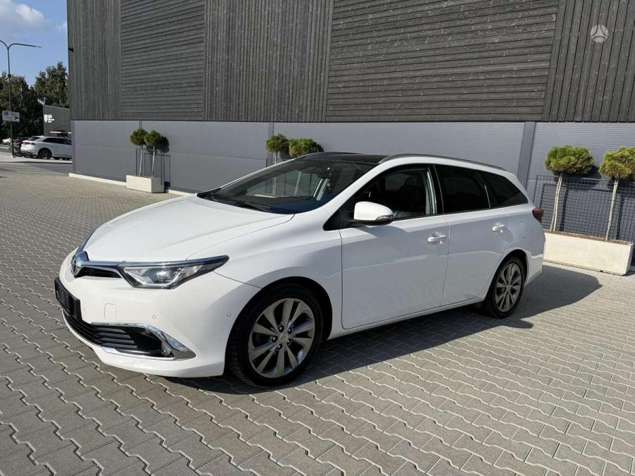White Toyota Auris 2016 in Siauliai, with an engine capacity of 1.60 L and mileage of 300 thousand km for 6500 €, photo 1 on AUTOMOTO.COM.LV