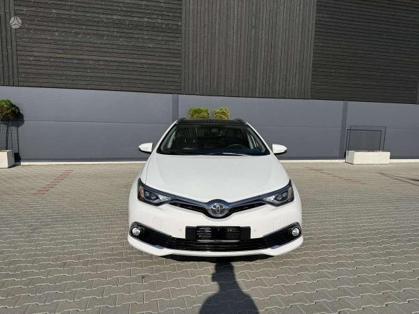 White Toyota Auris 2016 in Siauliai, with an engine capacity of 1.60 L and mileage of 300 thousand km for 6500 €, photo 3 on AUTOMOTO.COM.LV