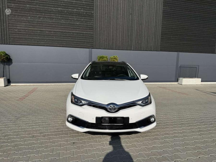 White Toyota Auris 2016 in Siauliai, with an engine capacity of 1.60 L and mileage of 300 thousand km for 6500 €, photo 3 on AUTOMOTO.COM.LV