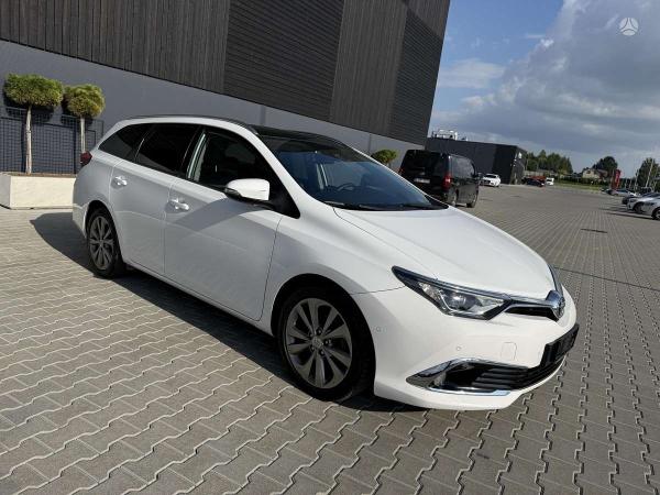 White Toyota Auris 2016 in Siauliai, with an engine capacity of 1.60 L and mileage of 300 thousand km for 6500 €, photo 4 on AUTOMOTO.COM.LV