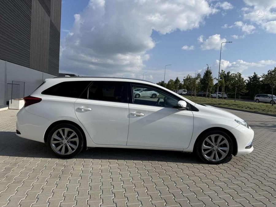 White Toyota Auris 2016 in Siauliai, with an engine capacity of 1.60 L and mileage of 300 thousand km for 6500 €, photo 5 on AUTOMOTO.COM.LV