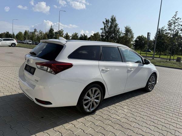 White Toyota Auris 2016 in Siauliai, with an engine capacity of 1.60 L and mileage of 300 thousand km for 6500 €, photo 6 on AUTOMOTO.COM.LV