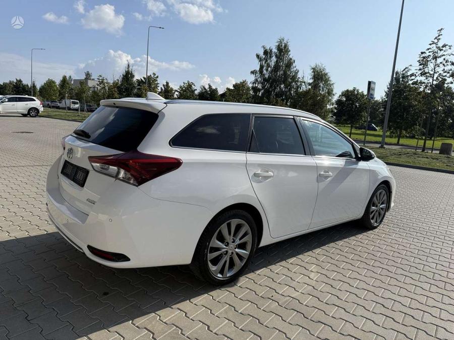 White Toyota Auris 2016 in Siauliai, with an engine capacity of 1.60 L and mileage of 300 thousand km for 6500 €, photo 6 on AUTOMOTO.COM.LV