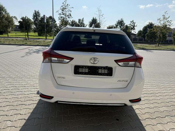 White Toyota Auris 2016 in Siauliai, with an engine capacity of 1.60 L and mileage of 300 thousand km for 6500 €, photo 7 on AUTOMOTO.COM.LV