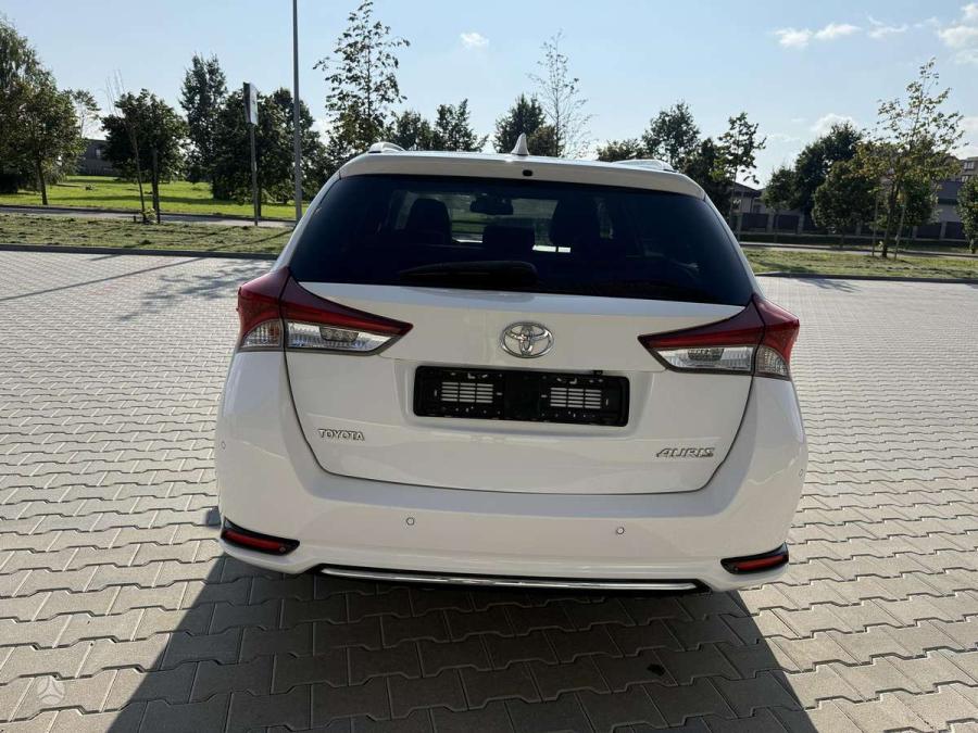 White Toyota Auris 2016 in Siauliai, with an engine capacity of 1.60 L and mileage of 300 thousand km for 6500 €, photo 7 on AUTOMOTO.COM.LV