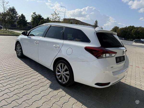 White Toyota Auris 2016 in Siauliai, with an engine capacity of 1.60 L and mileage of 300 thousand km for 6500 €, photo 8 on AUTOMOTO.COM.LV