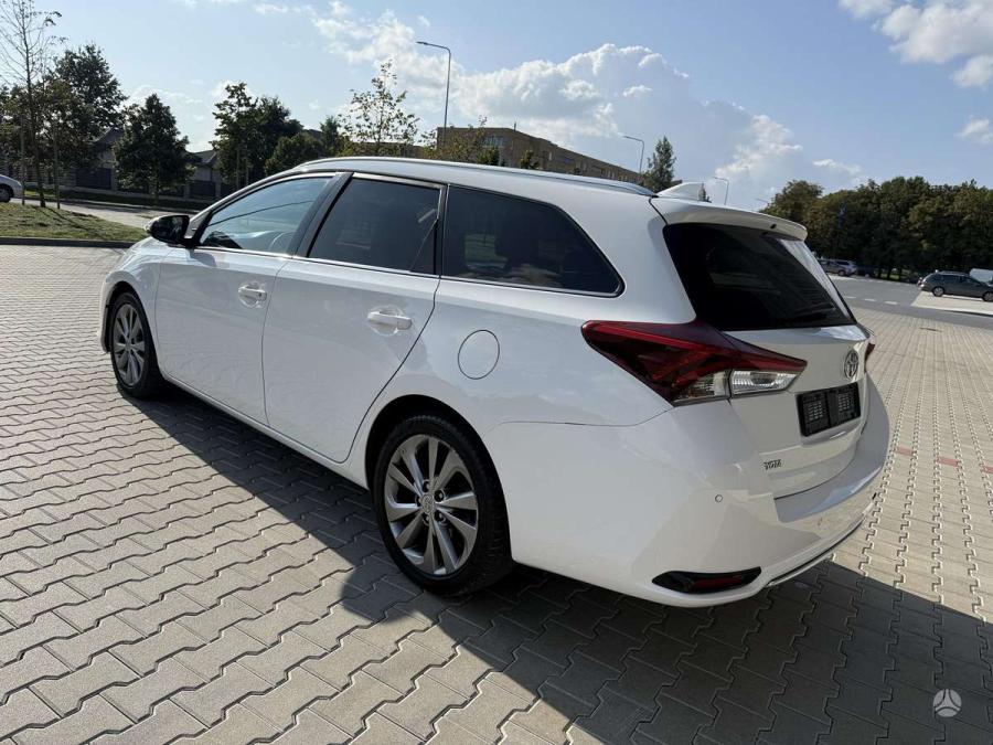 White Toyota Auris 2016 in Siauliai, with an engine capacity of 1.60 L and mileage of 300 thousand km for 6500 €, photo 8 on AUTOMOTO.COM.LV
